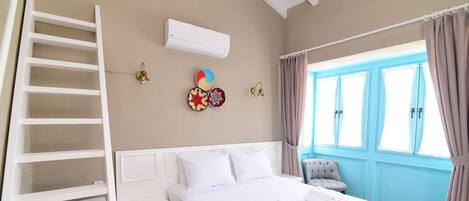 Quarto com cama branca, mesa de cabeceira branca, guarda-roupa branco, escada branca, ar condicionado fixado na parede e janela com cortinas.