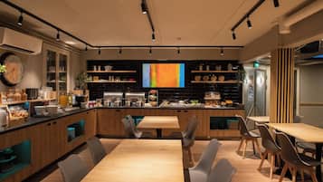 Café da manhã com buffet todos os dias (EUR 12 por pessoa)