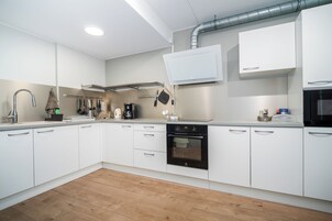 Um micro-ondas no espaço comum, uma chaleira elétrica 