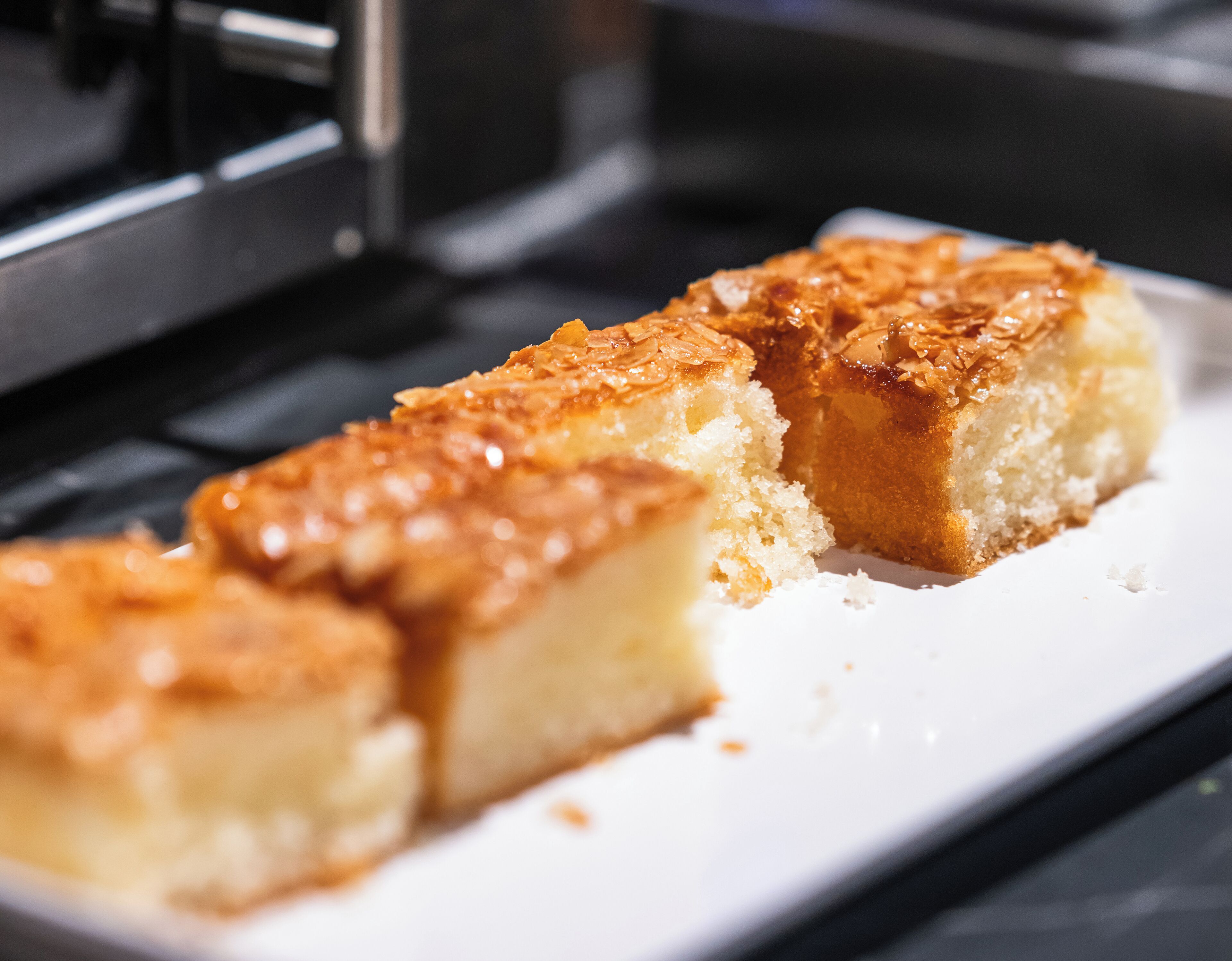 Um prato branco com várias porções de sobremesa, possivelmente um pudim ou creme caramelizado.