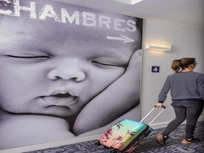 Quartos à prova de som, Wi-Fi de cortesia, roupa de cama