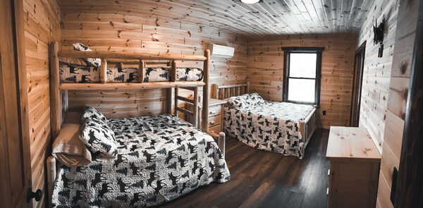 Extraordinary Private 4 Bedroom 2 Bath Lodge - Montrose, MI