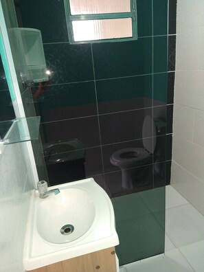 Quarto Twin Standard | Casa de banho | Um polibã, toalhas fornecidas, papel higiénico