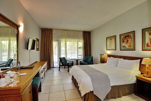 Quarto casal executivo | Cofres nos quartos, ferros/tábuas de passar roupa, Wi-Fi de cortesia