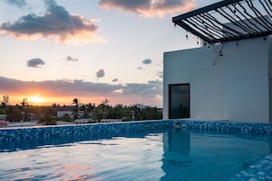 Piscina externa, espreguiçadeiras