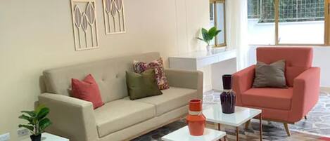 Quarto triplo exclusivo | Área de estar | TV de tela plana