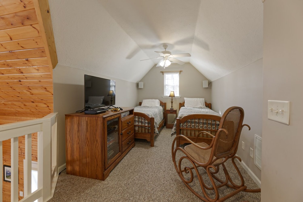 Rest And Be Thankful - Modern Family Retreat W/hot Tub Near Downtown Helen - Helen, GA