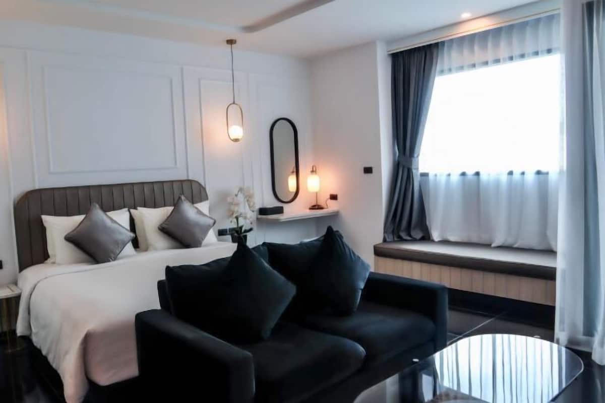 Minibar com produtos grátis, cofre no quarto, secretária 