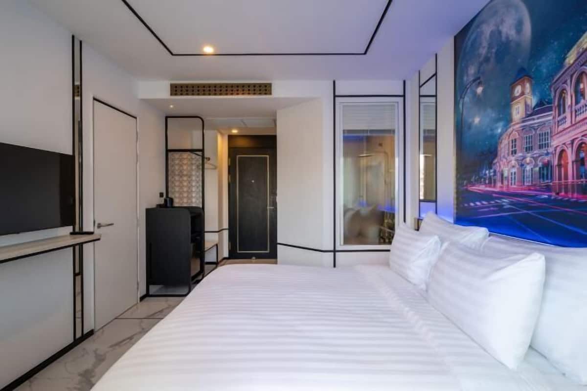 Minibar com produtos grátis, cofre no quarto, secretária 