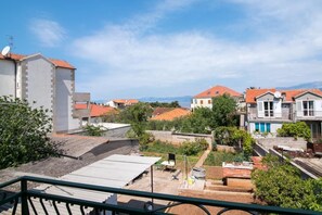 Zona residencial com casas, varanda e céu claro.