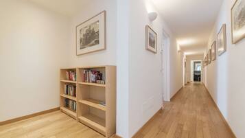 Apartamento, 5 quartos (Bilo) | Sala de estar | TV de ecrã plano