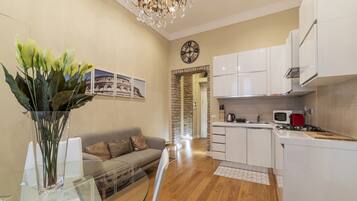 Apartamento, 2 quartos | Cozinha privada | Um frigorífico, um micro-ondas, uma máquina de lavar louça