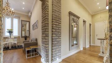 Apartamento, 2 quartos | Área de estar | TV de tela plana