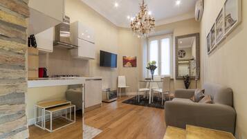 Apartamento, 2 quartos | Sala de estar | TV de ecrã plano