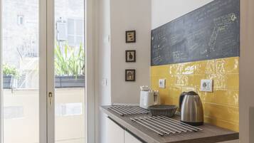 Apartamento, 2 quartos | Cozinha privada | Um frigorífico, um micro-ondas, uma máquina de lavar louça