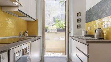 Apartamento, 2 quartos | Cozinha privada | Um frigorífico, um micro-ondas, uma máquina de lavar louça