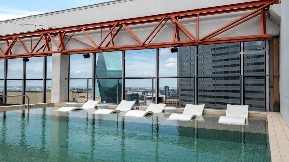 18th Fl Stylish Cozysuites W/ Roof Pool, Gym #2 - Main Street District - Dallas