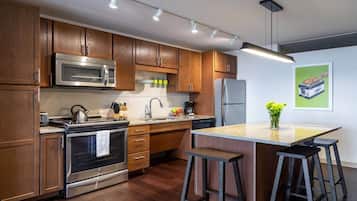 Apartamento, 4 quartos (2 Bedrooms) | Cozinha privada | Geladeira, micro-ondas, fogão, lava-louças