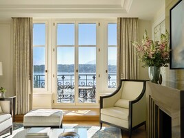 Suite (Collection) | Sala de estar | Smart TV, lareira, livros 