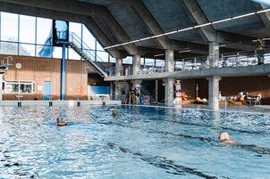 2 piscinas interiores, piscina exterior, espreguiçadeiras 