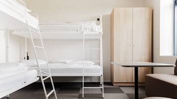 Quarto com beliche, escrivaninha e guarda-roupa.