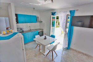 Apartamento (One Bedroom Apartment A1) | Cozinha privada | Um frigorífico, um micro-ondas 