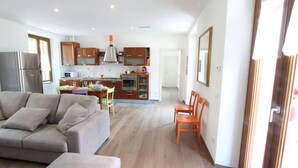 Um apartamento moderno com sala de estar, cozinha e área de jantar.