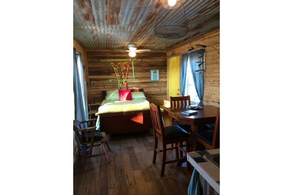 Bait House, A Rustic Tiny House - Spicewood, TX