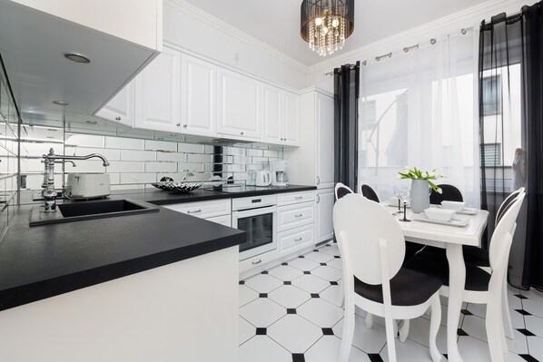 Apartamento, 2 quartos, terraço | Cozinha privada | Um forno, uma máquina de lavar louça, uma cafeteira/bule 