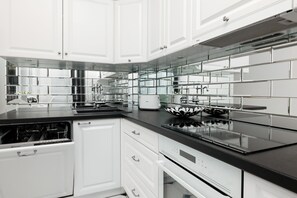 Apartamento, 2 quartos, terraço | Cozinha privada | Um forno, uma máquina de lavar louça, uma cafeteira/bule 