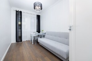 Apartamento, 2 quartos, terraço | 2 quartos, com decoração personalizada, secretária 