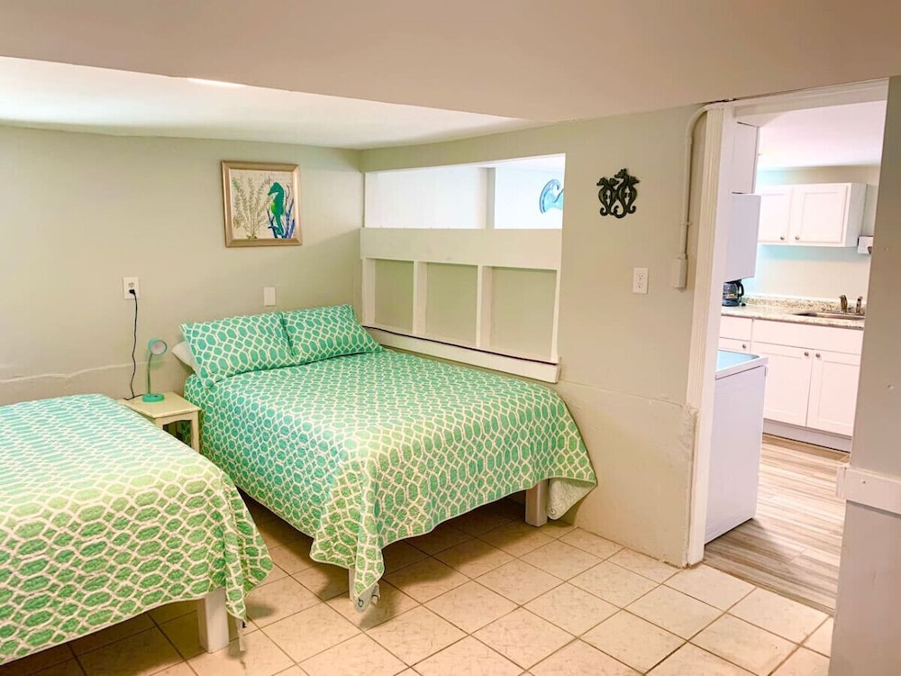 Beachside Suites 4: Downtown And Next To The Sea! - Carolina Beach, NC