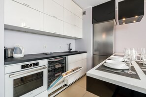 Apartamento, 2 quartos, varanda, vista para o rio | Cozinha privada | Uma máquina de lavar louça, uma cadeira de bebé, utensílios de cozinha