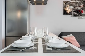 Apartamento, 2 quartos, varanda, vista para o rio | Cozinha privada | Uma máquina de lavar louça, uma cadeira de bebé, utensílios de cozinha