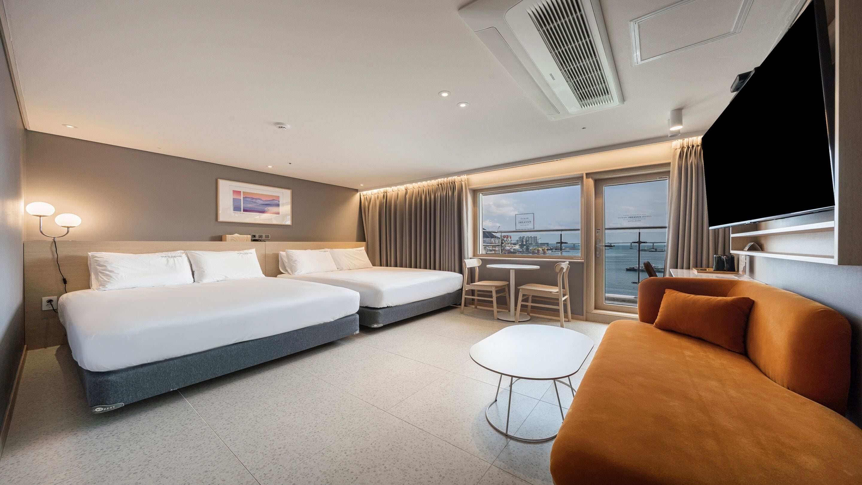 Ocean View Balcony Twin Room | Roupa de alta qualidade, cofre no quarto, com decoração personalizada 