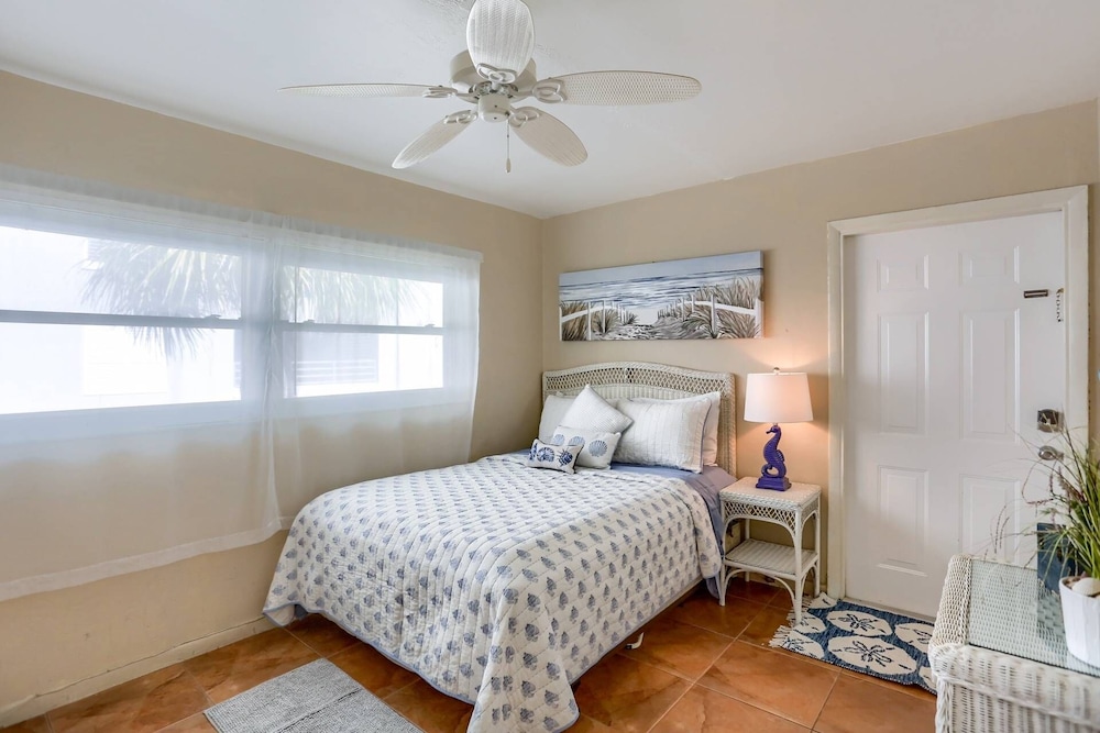 Quaint & Cozy W/beachfront Balcony! Free Activities! Walk To Best Local Restaurants ~ Port Holiday 6 - Indian Rocks Beach, FL