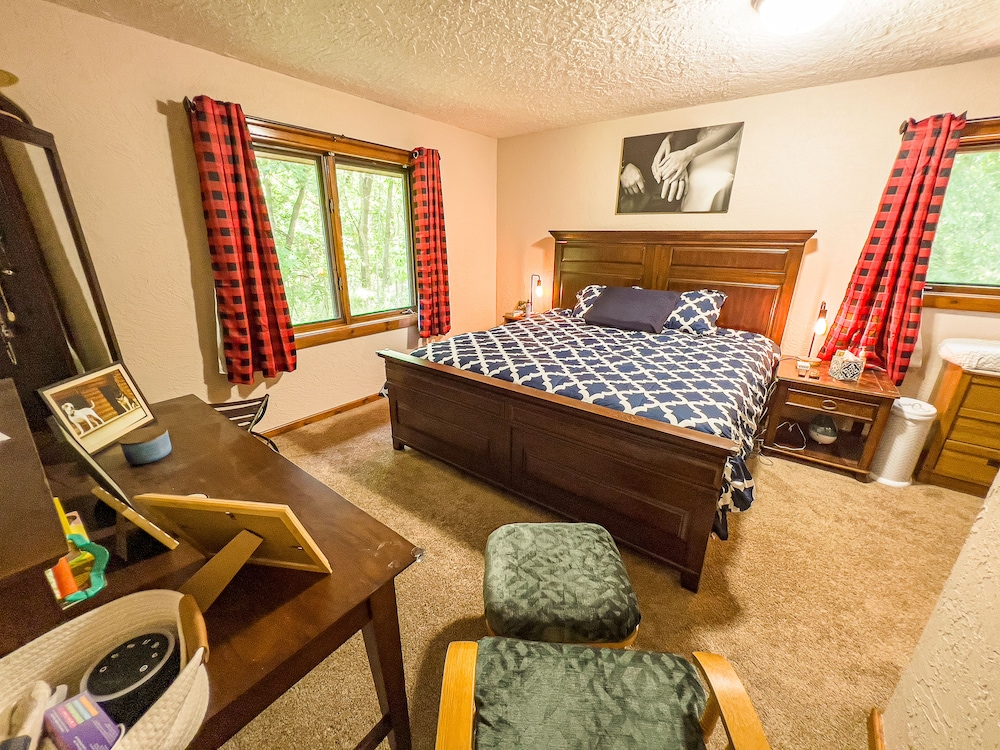 Rustic Charm: Pewaukee Lake Cabin, Sauna & Hot Tub - Oconomowoc, WI