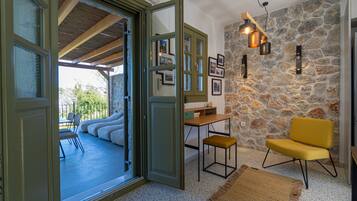 Villa Superior, várias camas, banheira de hidromassagem grande, vista para o mar (Panoramic View) | Sala de estar | Smart TV de 40 polegadas com canais via satélite