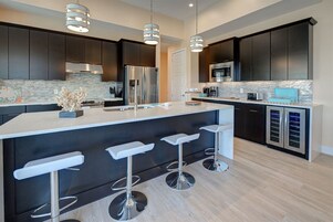 Casa (Blue Bayou) | Cozinha privada | Um frigorífico, um micro-ondas, uma placa de cozinha 