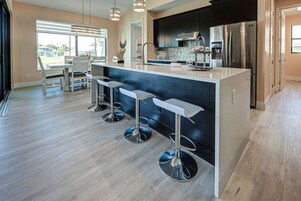 Casa (Blue Bayou) | Cozinha privada | Um frigorífico, um micro-ondas, uma placa de cozinha 