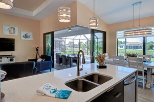 Casa (Blue Bayou) | Cozinha privada | Um frigorífico, um micro-ondas, uma placa de cozinha 