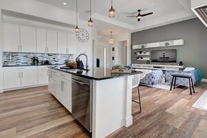 Casa (Island Pearl) | Cozinha privada | Um frigorífico, um micro-ondas, uma placa de cozinha 