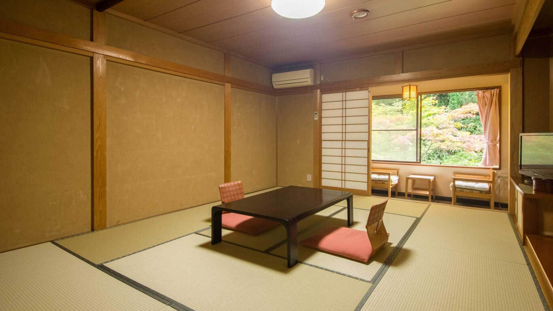 Um quarto japonês tradicional com tatames, uma mesa baixa e portas deslizantes.