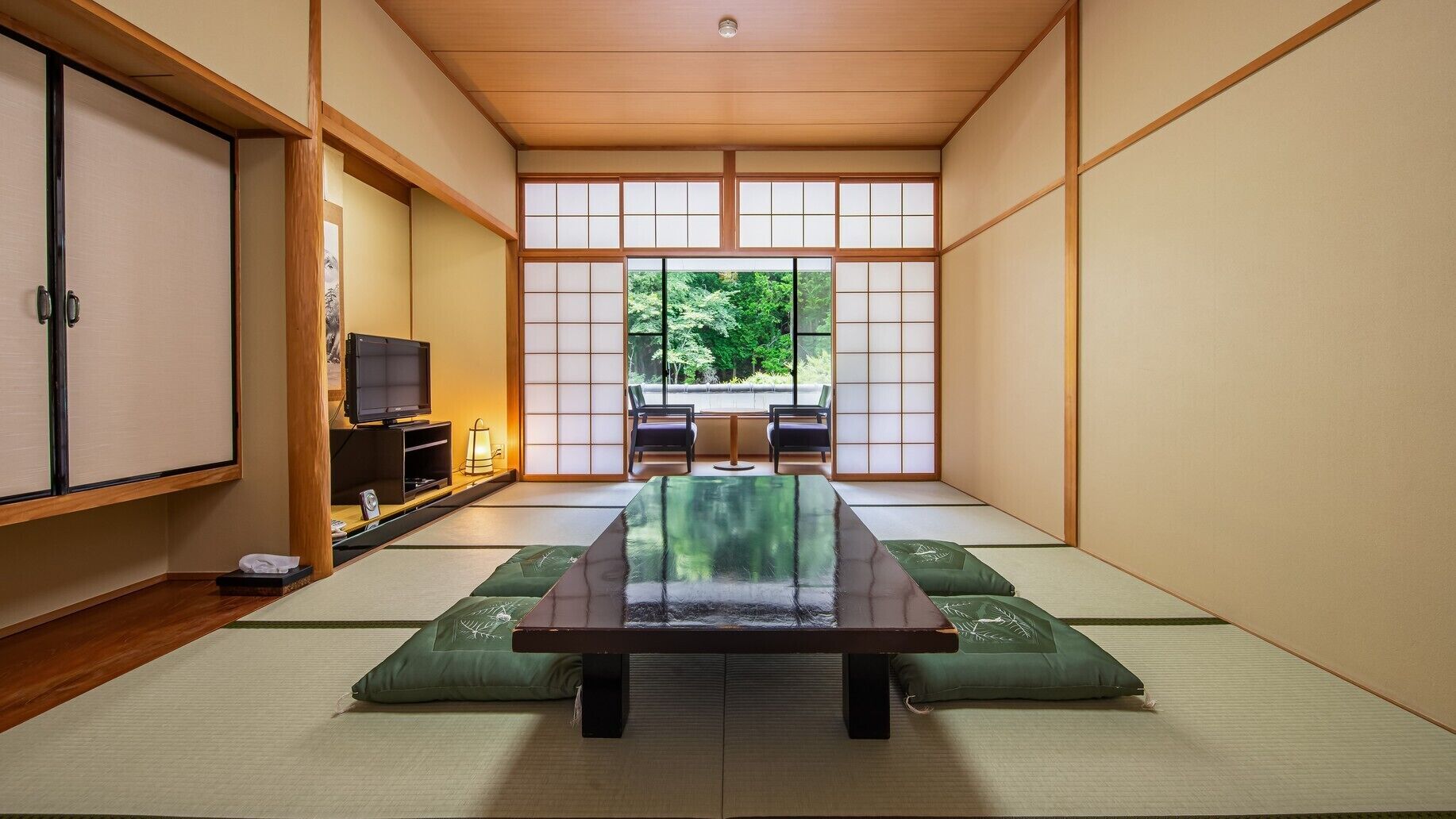 Um quarto japonês tradicional, com piso de tatame, uma mesa baixa e portas deslizantes.