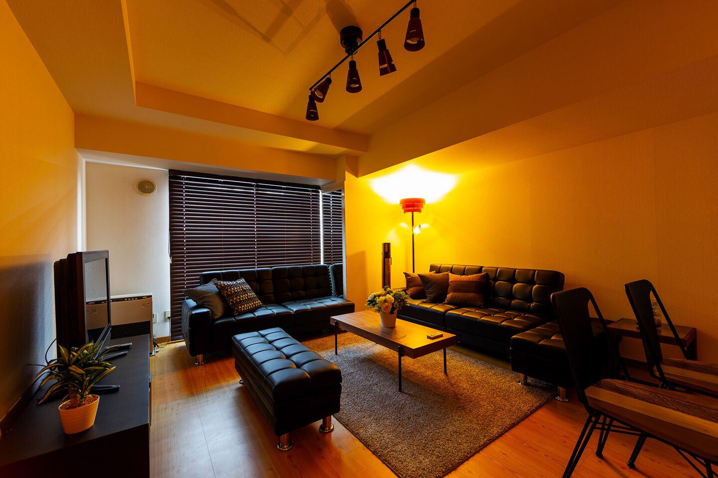 Uma sala de estar moderna com um sofá, uma mesa de centro e um abajur.