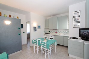 Apartamento Clássico | Sala de estar | Televisor de ecrã plano de 20 polegadas com canais via satélite 