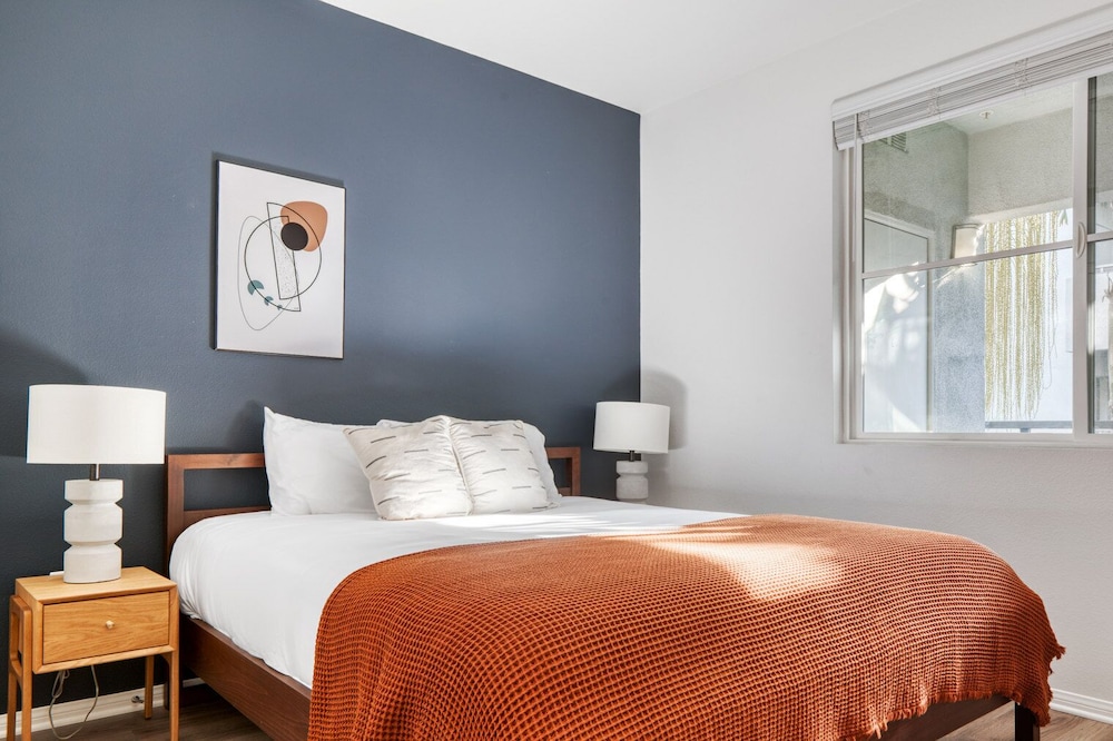 Sleek Hollywood 1br W/ Gym, Pool & Spa, Nr. Sunset Blvd, By Blueground - Hollywood, CA