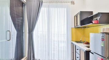Apartamento Familiar, 2 camas queen-size, varanda | Cozinha privada | Um micro-ondas, uma placa de cozinha, uma chaleira elétrica 