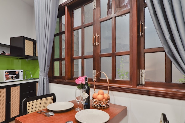 Apartamento Básico | Cozinha privada | Um micro-ondas, uma placa de cozinha, uma chaleira elétrica