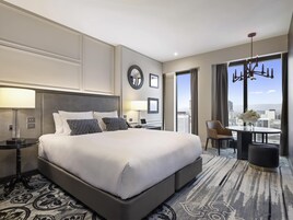 Roupa hipoalergénica, minibar, cofre no quarto 